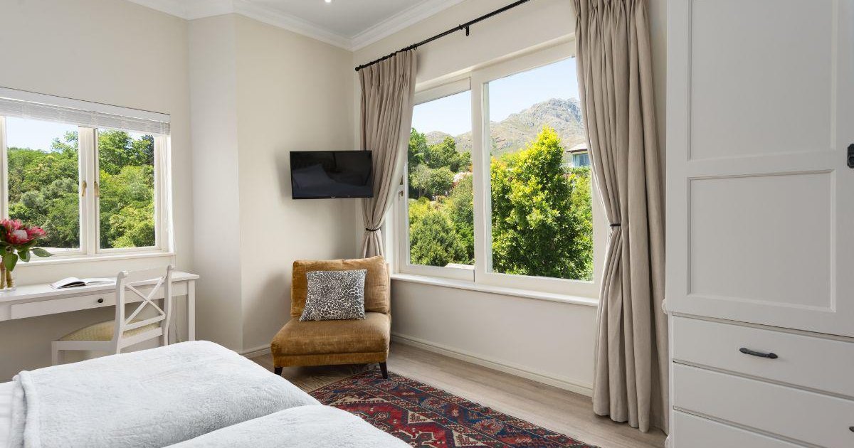 Room 1 - 4 Piet Retief