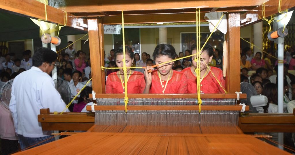 Robe - Weaving Contest - Asian Tour Myanmar